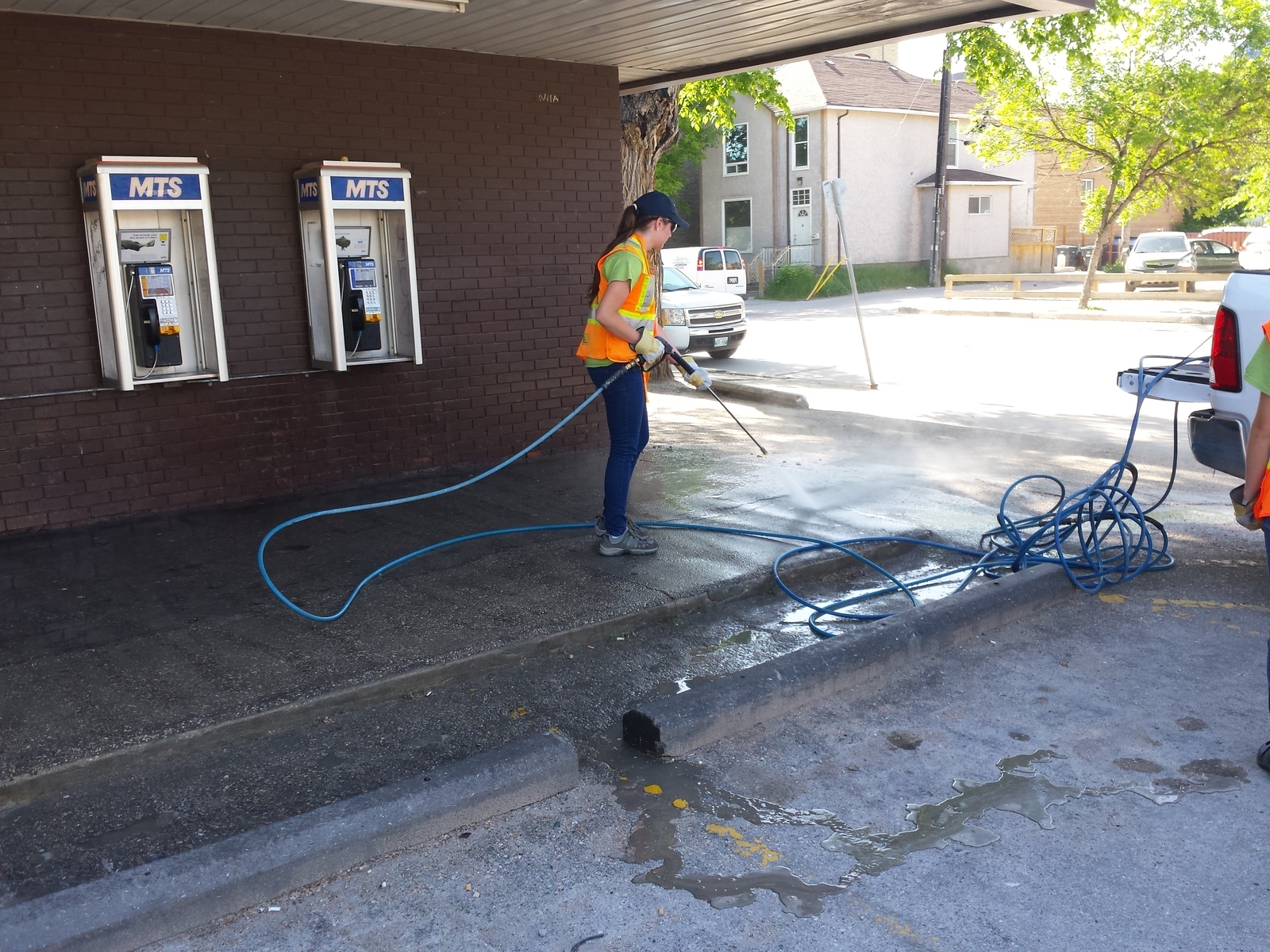 Free storefront washing - Winnipeg West End BIZ